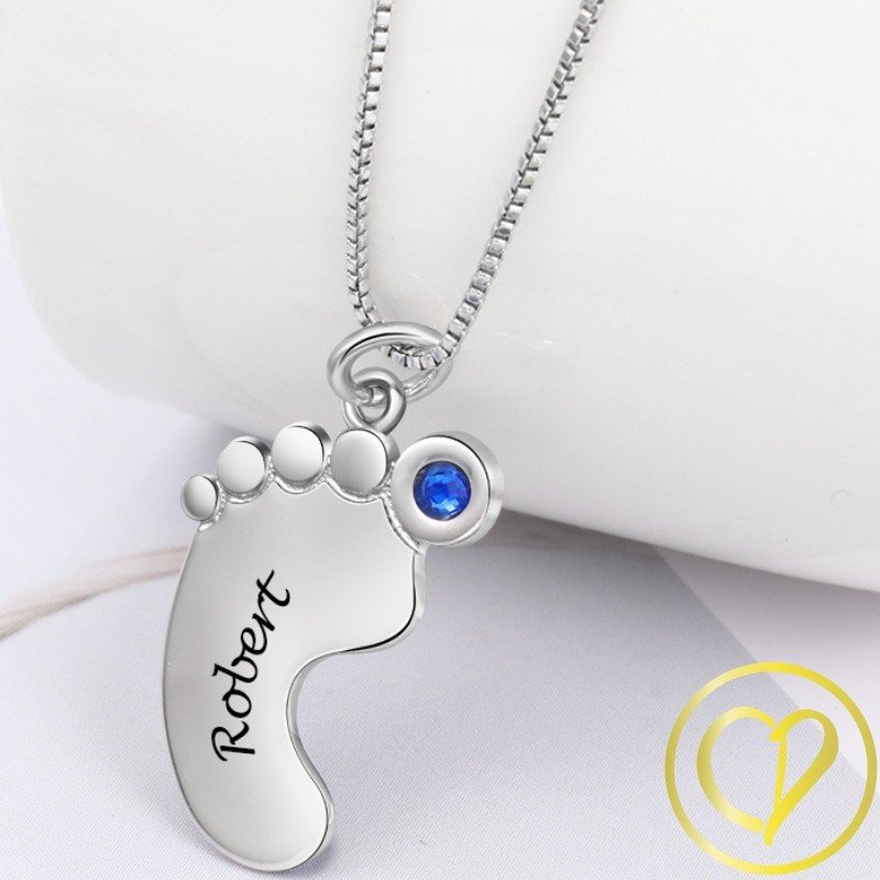 Collier prénom pied de bébé avec une pierre de naissance
